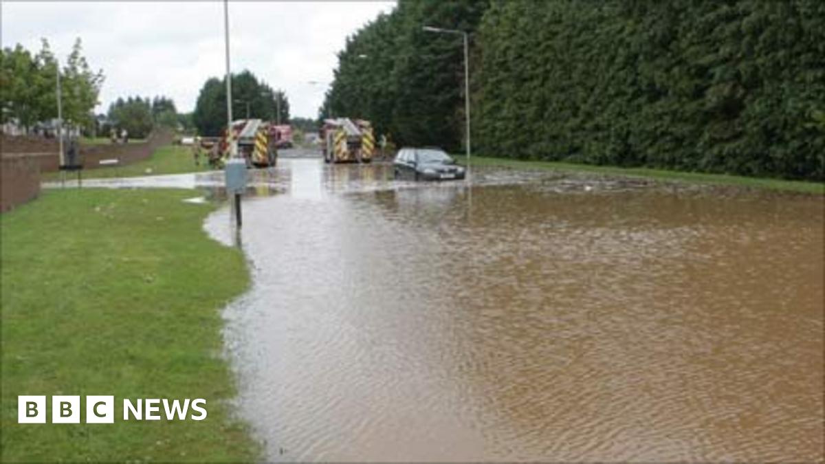 Homes and roads flooded in Inverness and Perth - BBC News