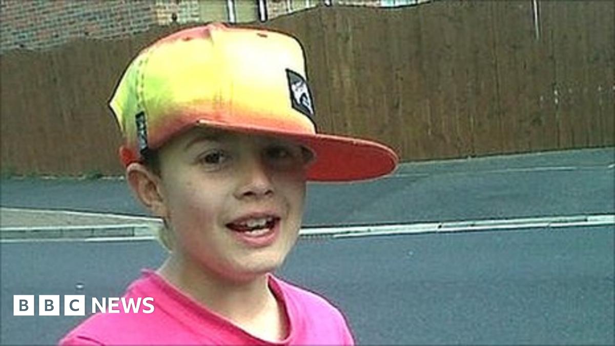 Family in tribute to car death boy Brandon Maggs - BBC News