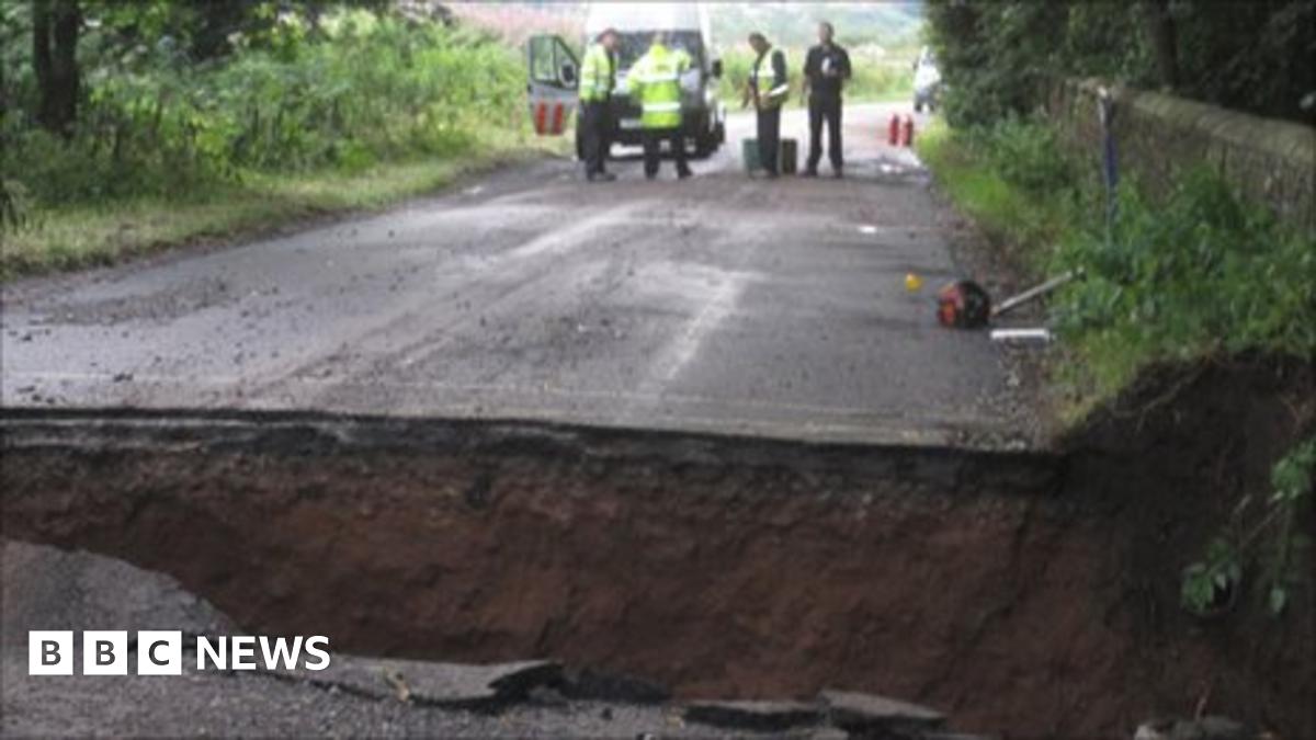 Great Corby hit by flash flooding - BBC News