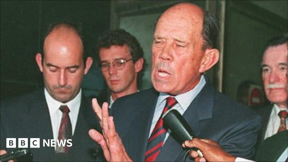 Magnus Malan, South Africa's ex-defence chief, dies - BBC News