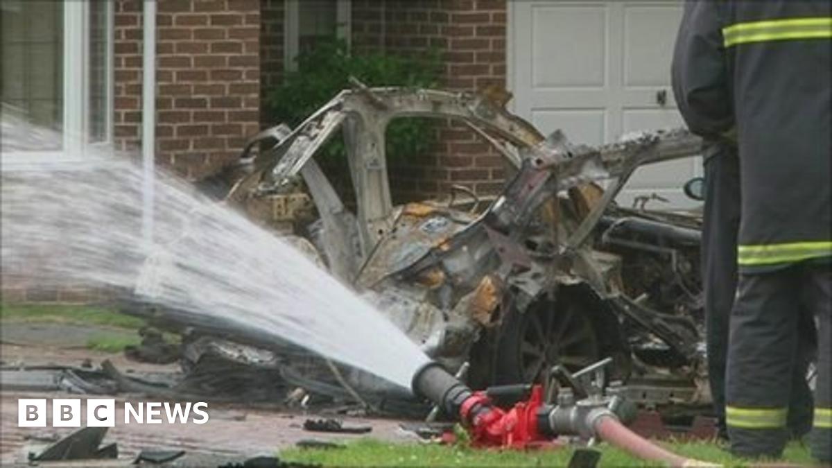 Three arrests made after Leeds car explosion - BBC News