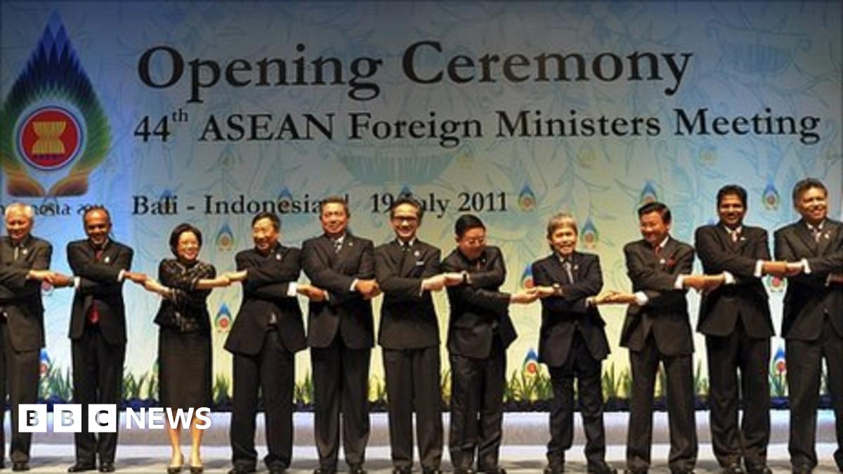 South China Sea: Asean urged to tackle dispute - BBC News