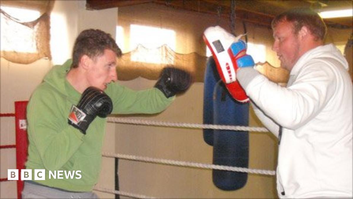 Telford boxer Zak Hammond fights on with colostomy bag - BBC News