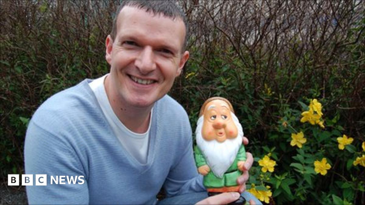 Mystery gnome invasion hits Borrowash and Draycott - BBC News