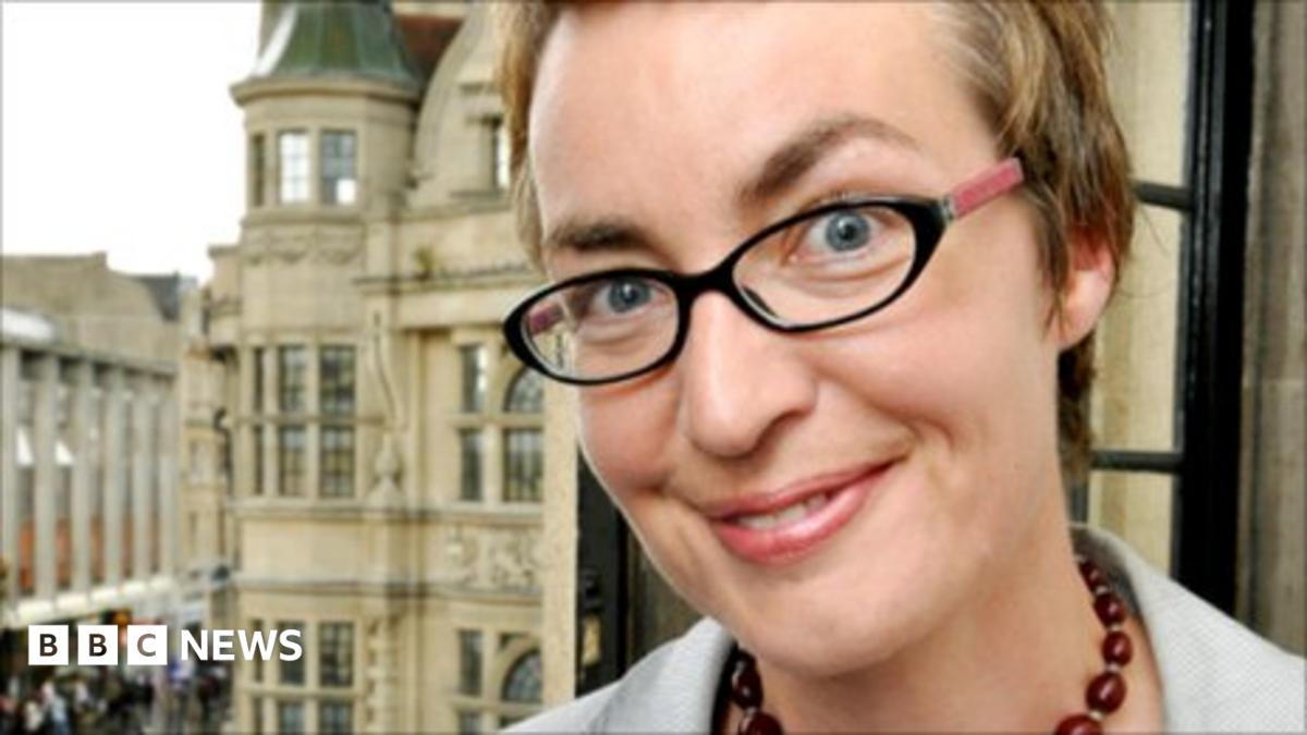 Kate Clanchy becomes Oxford's first city poet - BBC News