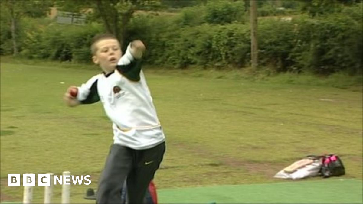 Kearan Tongue-Gibbs: the boy spin bowler with no hands - BBC News