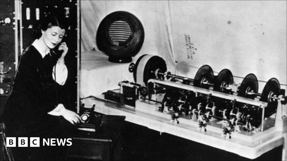 Speaking Clock: Why are people still dialling for the time? - BBC News