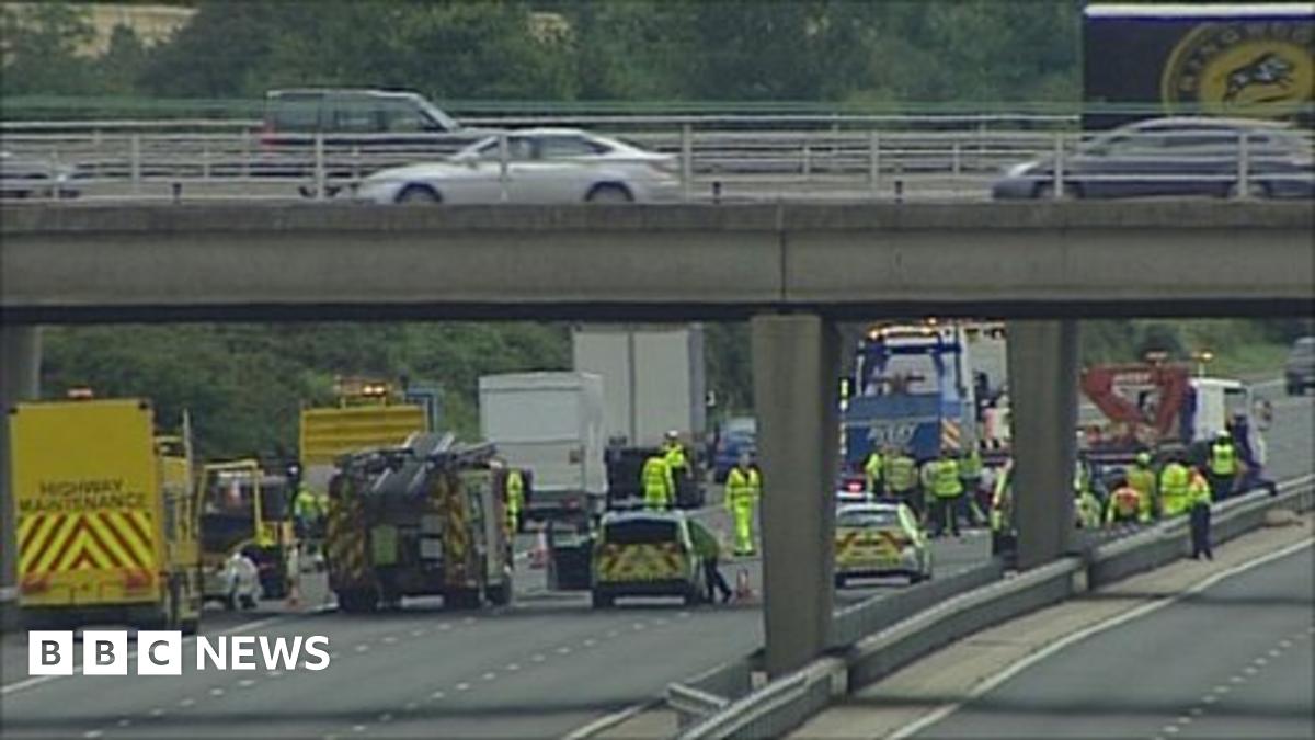 Man dies in M27 motorway maintenance truck crash - BBC News