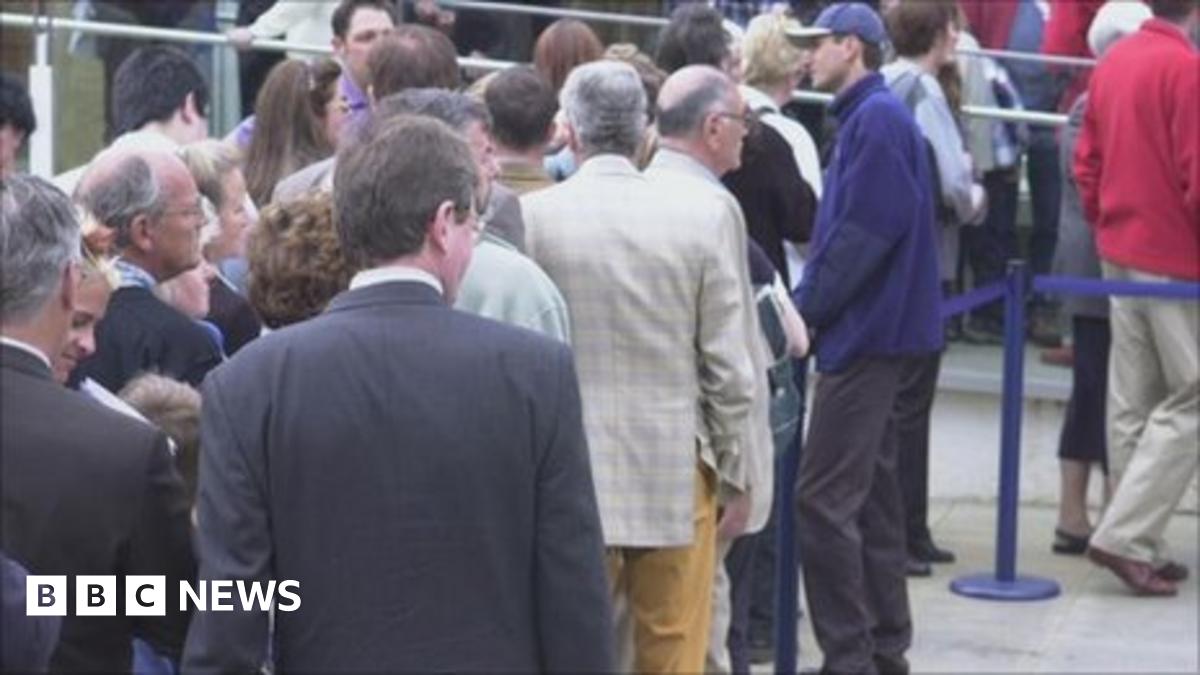 Coventry celebrates art of queuing in Cultural Olympiad - BBC News