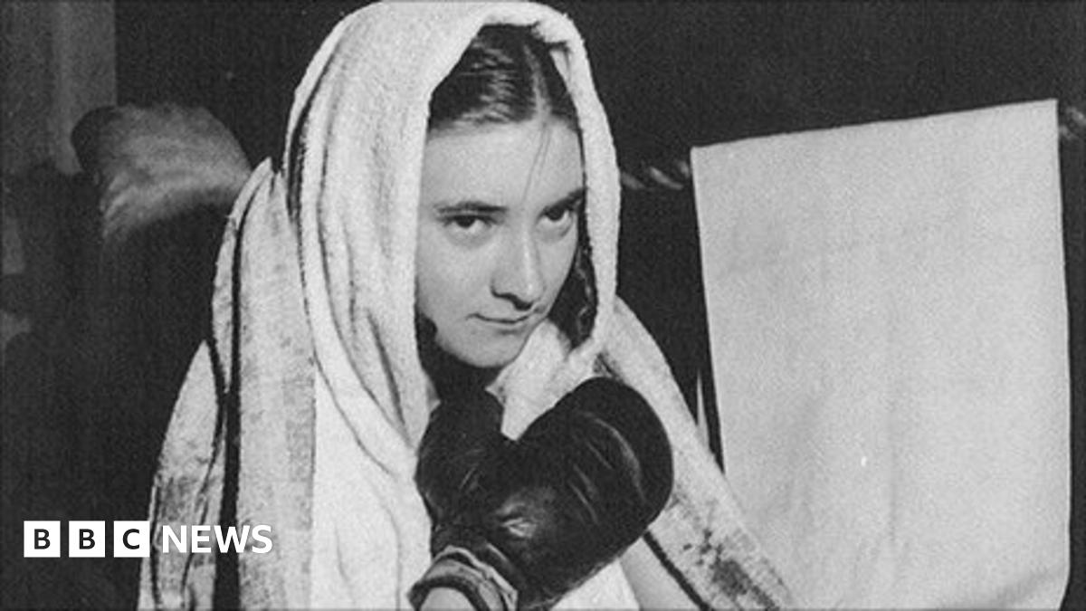 Hull women boxers inspire exhibition ahead of Olympics - BBC News