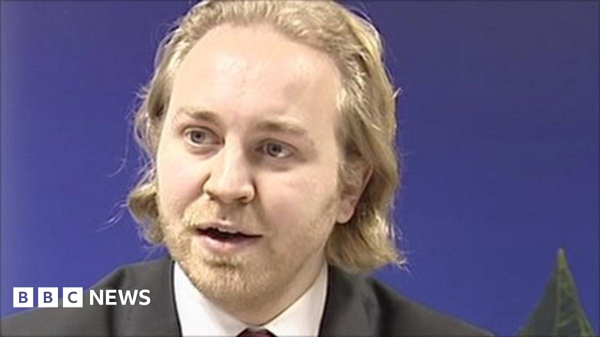 Green MLA Steven Agnew steps down from council - BBC News