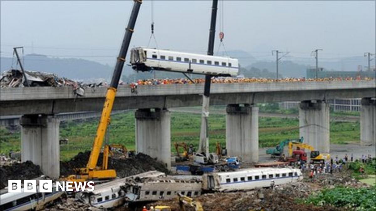 China train crash: Signal design flaw blamed - BBC News