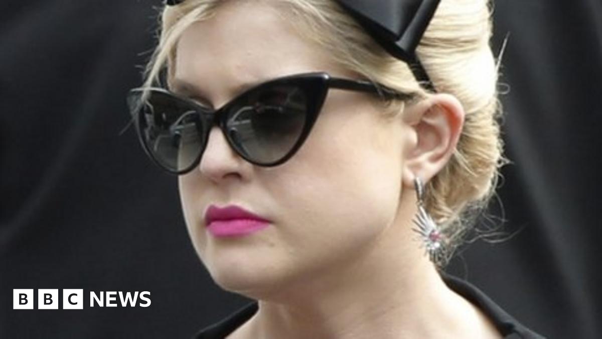 Kelly Osbourne criticises 'friends' of Amy Winehouse - BBC News