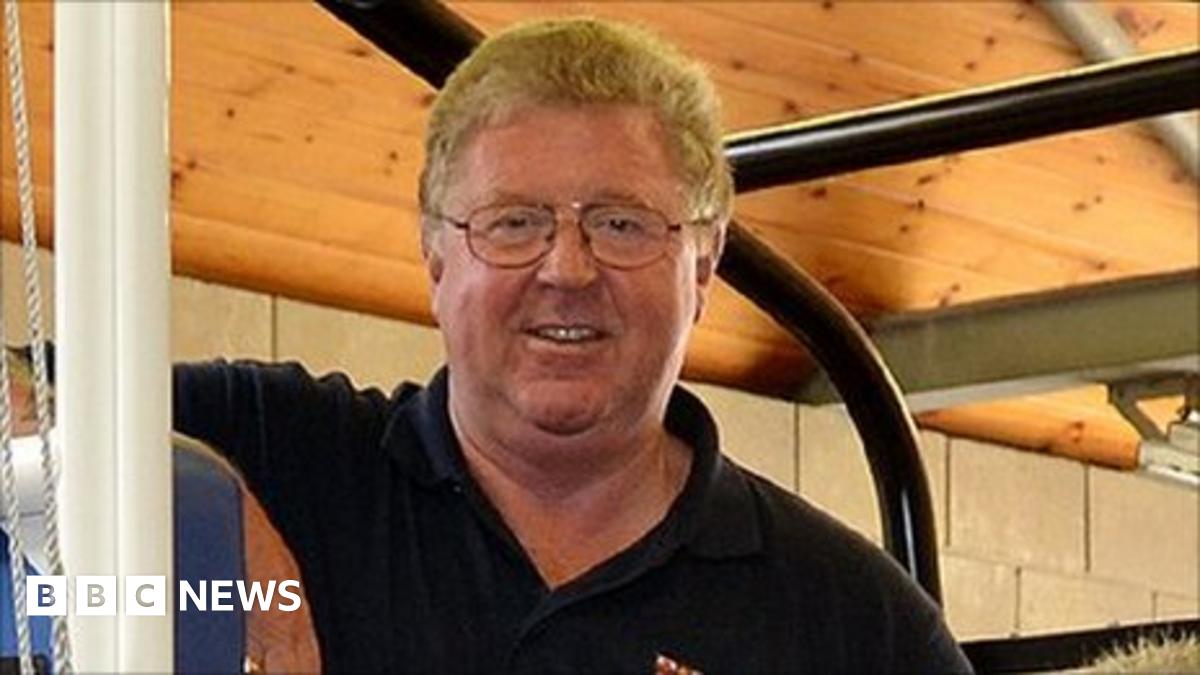 Cornish lifeboat man retires after 38 years' of service - BBC News