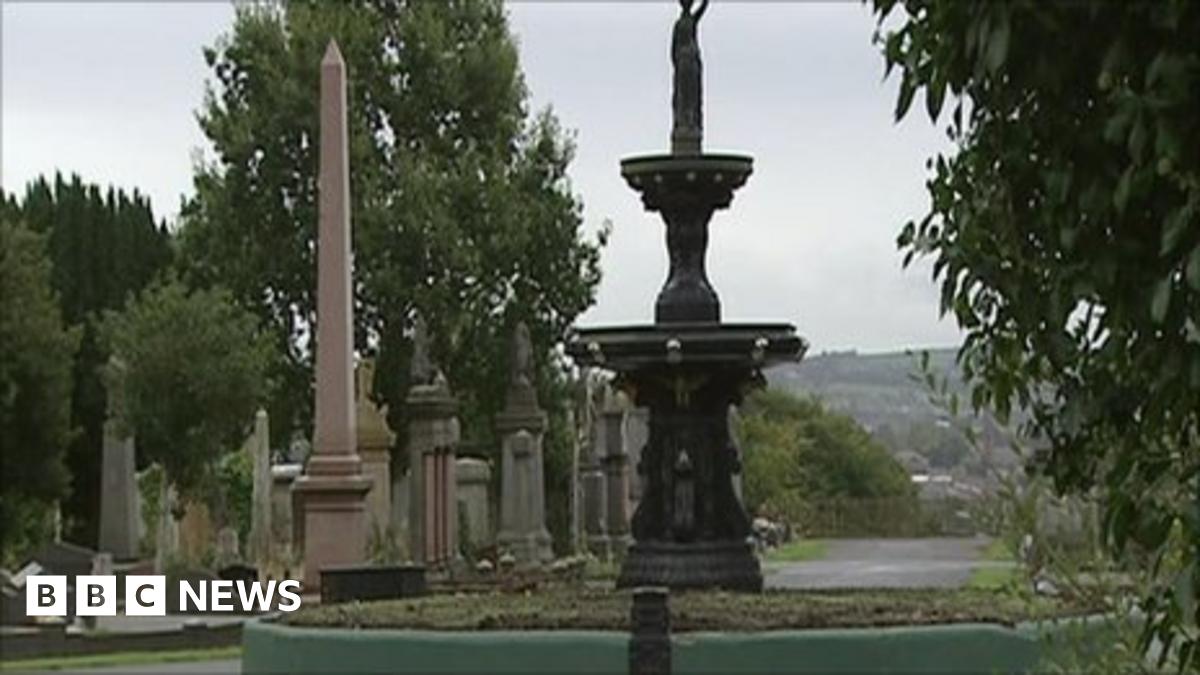 Titanic teenager Samuel Scott gets headstone - BBC News