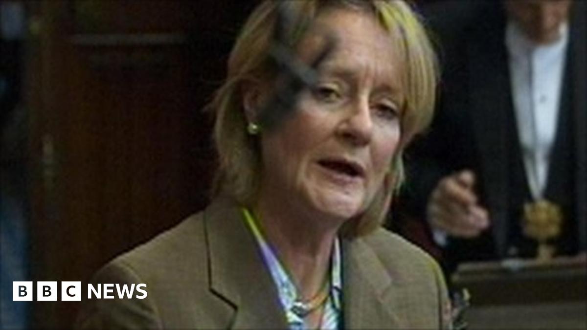 Phone hacking: PCC head Baroness Buscombe stepping down - BBC News