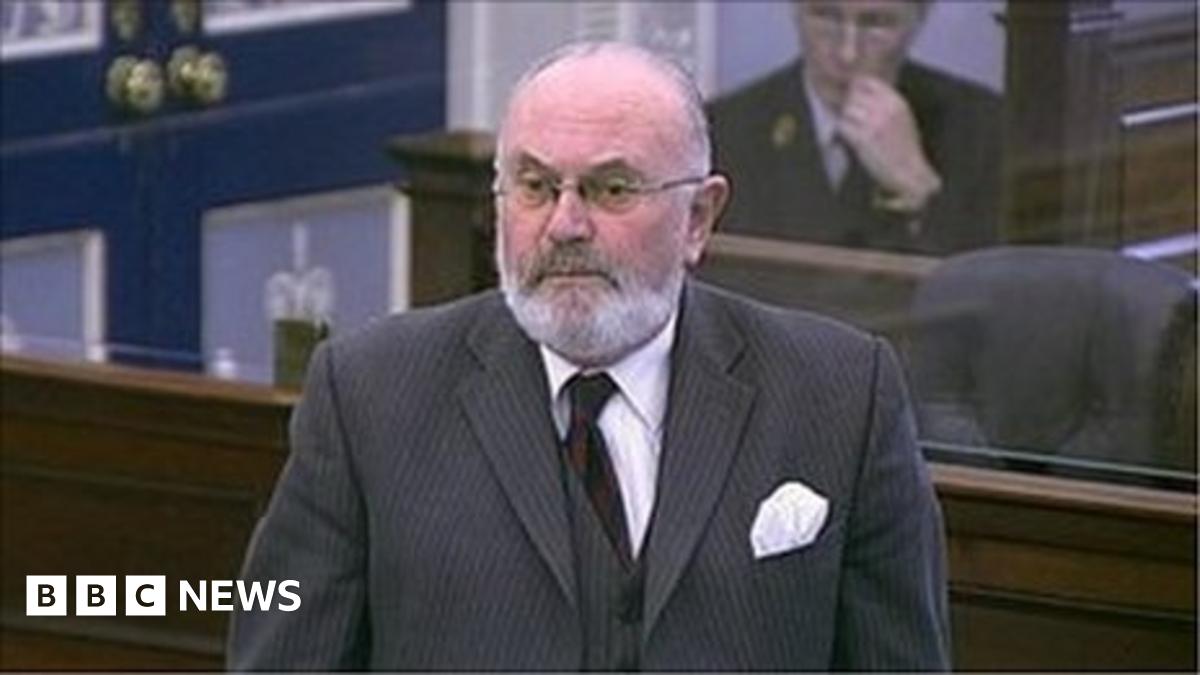 Irish Senator David Norris 'seriously ill with cancer' - BBC News