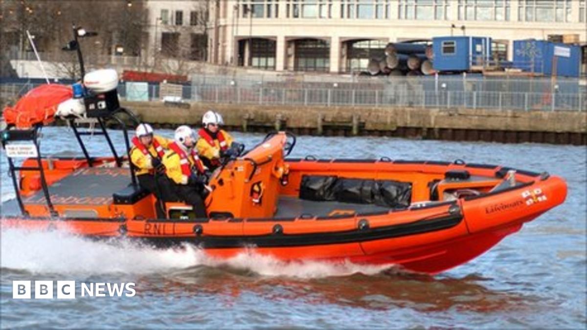Police divers find body in River Thames near Richmond - BBC News
