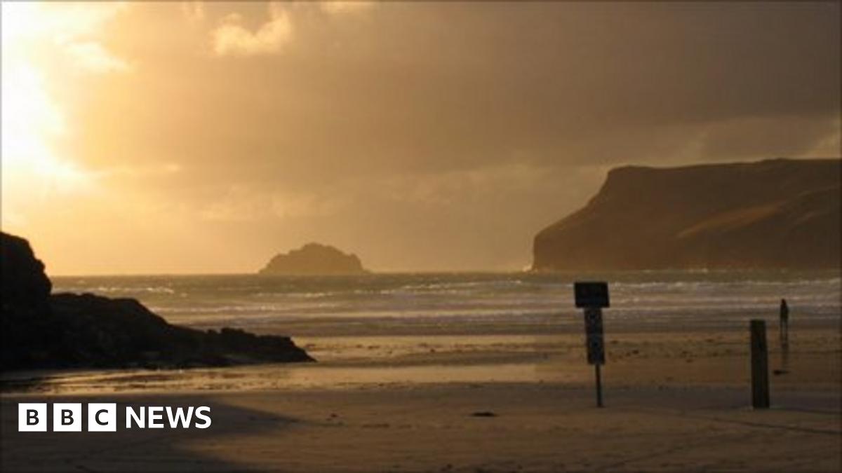 Lifeguards Andy Waterfield and Jamie Rowlands win awards - BBC News