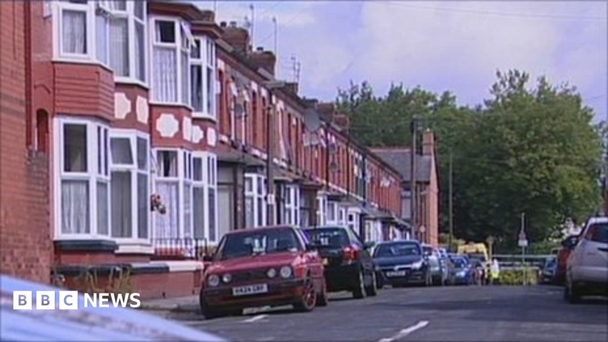 Man hurt as shots fired at Garston house - BBC News