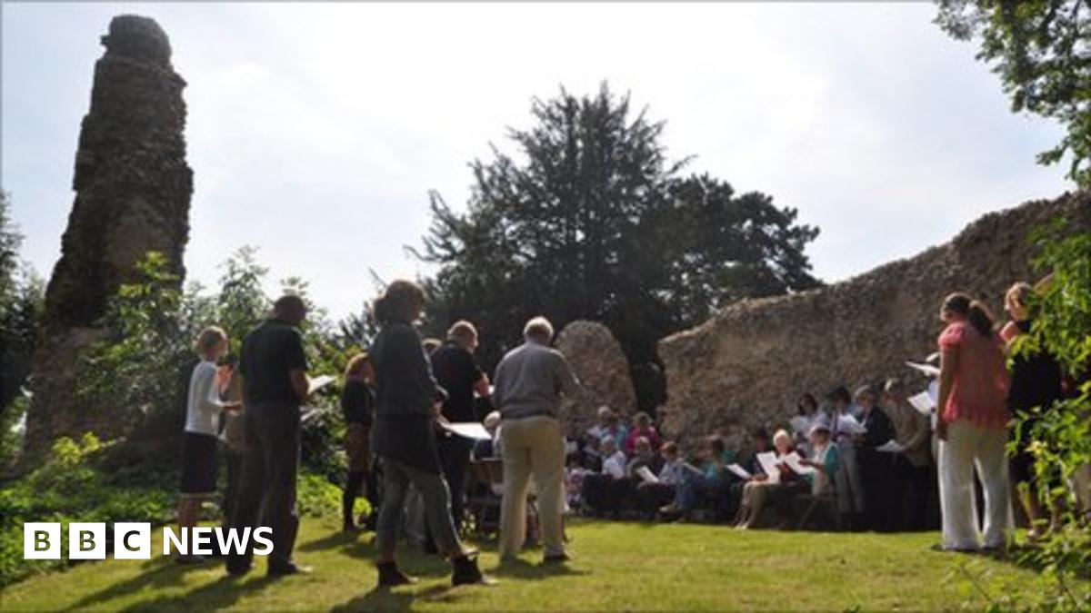 Blythburgh Priory ruins hosts first service in 500 years - BBC News