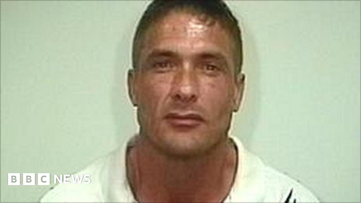 Garforth stabbing: Leslie Cunningham sought by police - BBC News