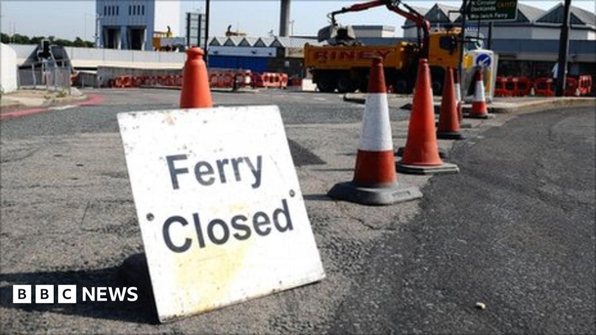 Woolwich Ferry crew member 'killed by propeller' - BBC News