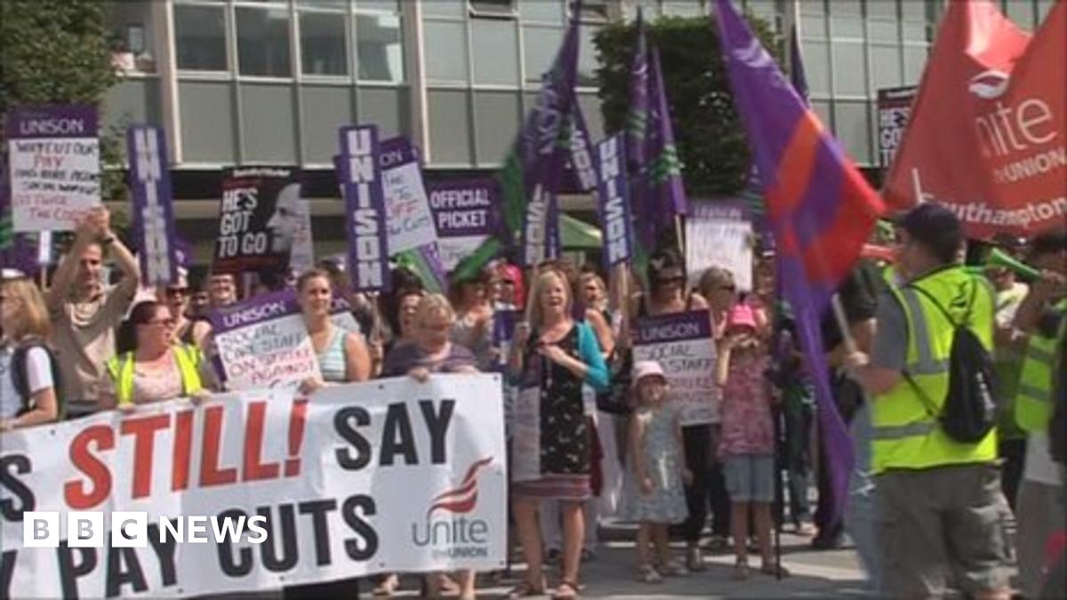 'Biggest strike yet' in Southampton council pay dispute - BBC News