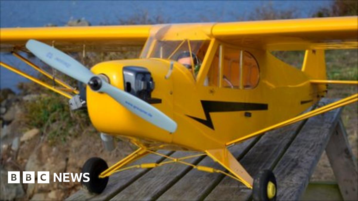 Guernsey Model Club to mark 40 years with Herm flight - BBC News