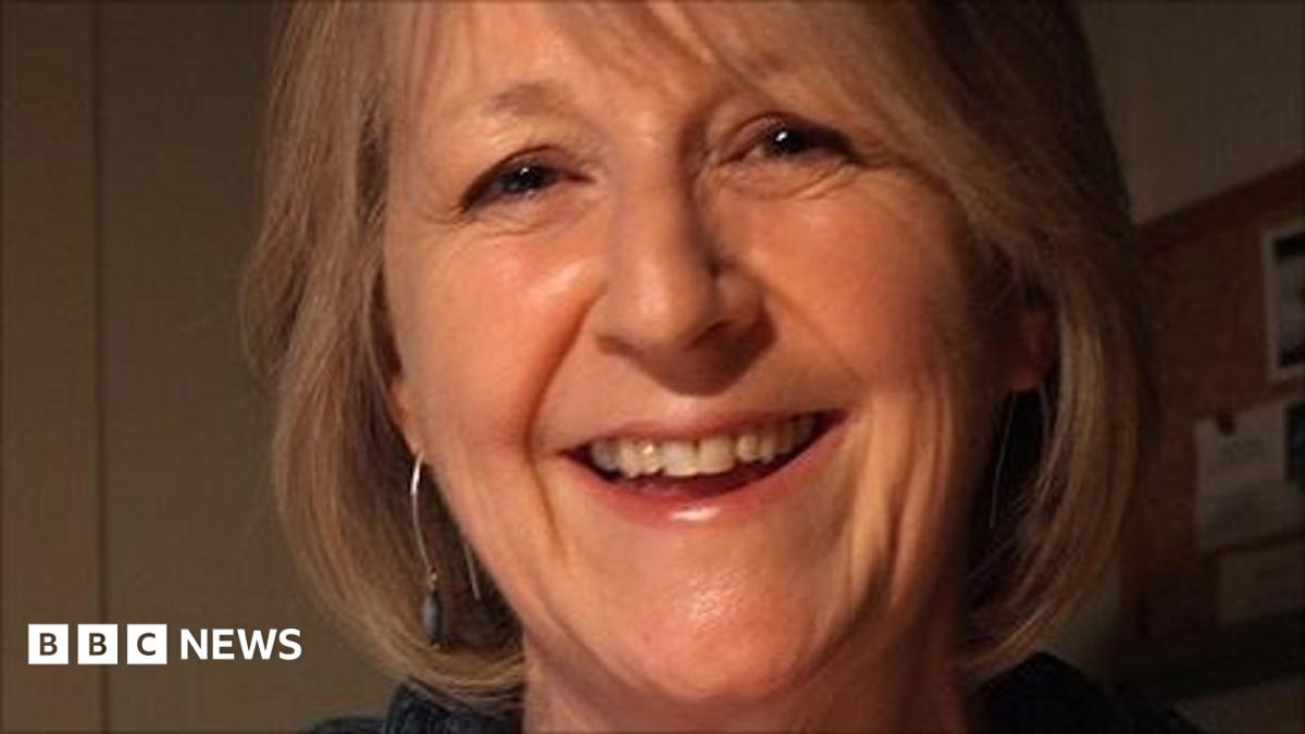 Poet Ann Atkinson mimics Tony Parsons' airport residency - BBC News
