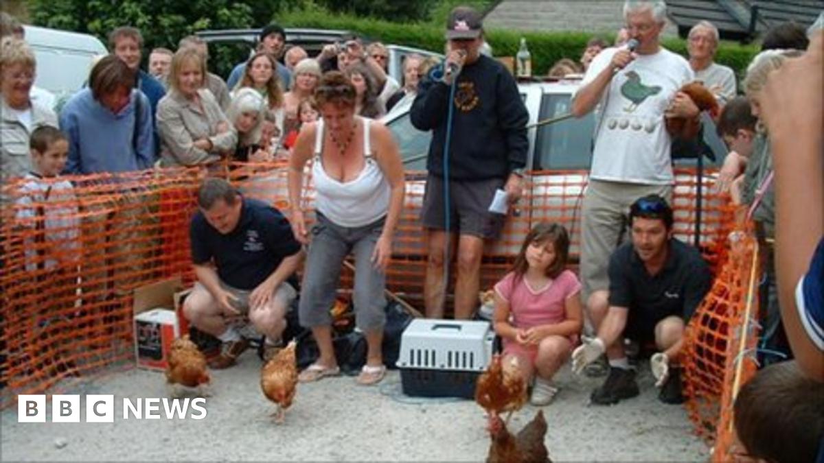 'World hen racing championship' to be held in Bonsall - BBC News