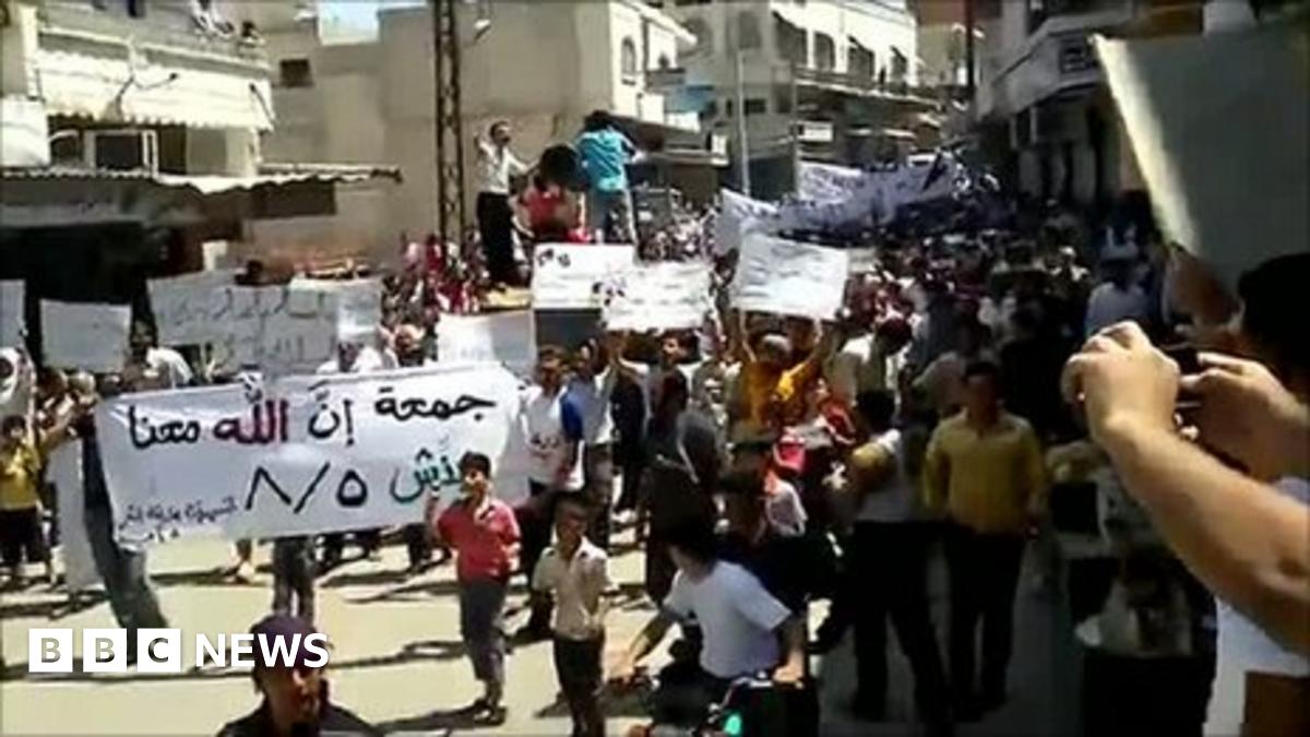 Syria violence: New protests after crackdown in Hama - BBC News
