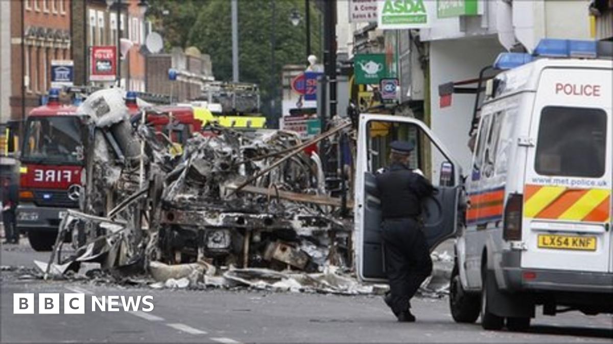 London riots: Met Police launch major investigation - BBC News