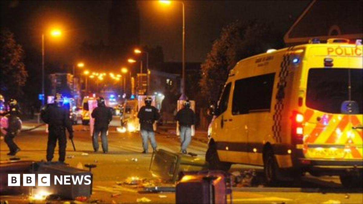 Riots: Violence flares in Liverpool for up to five hours - BBC News
