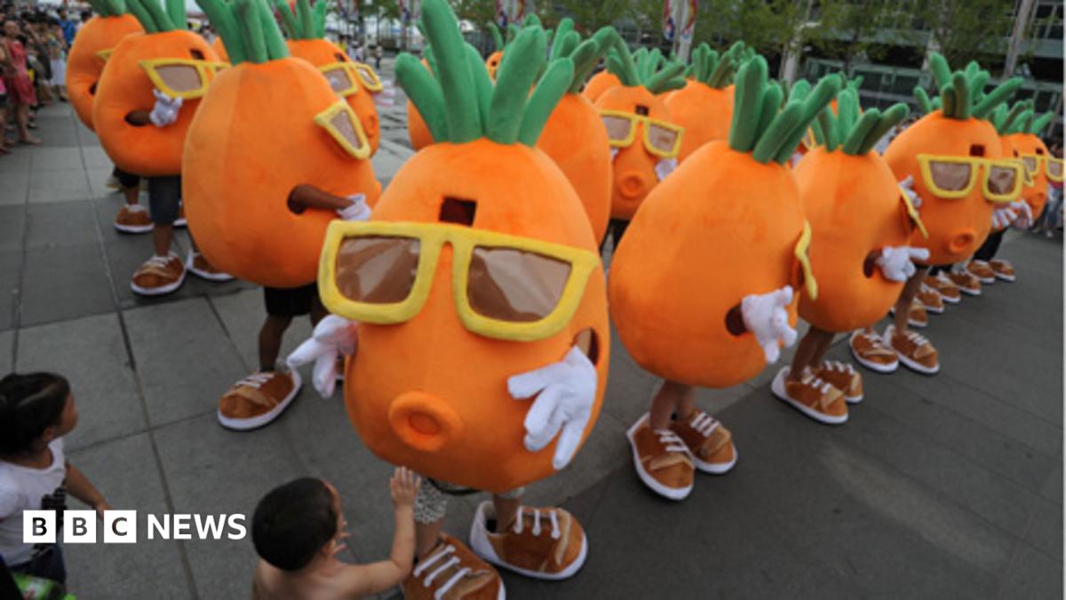 Chinese man in 'dancing carrots' wedding proposal - BBC News