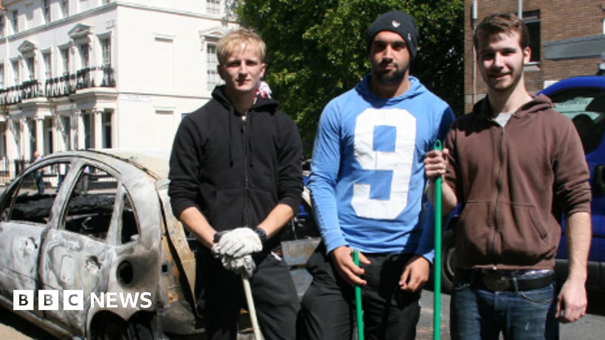 Liverpool riot clean-up helped by Facebook group - BBC News