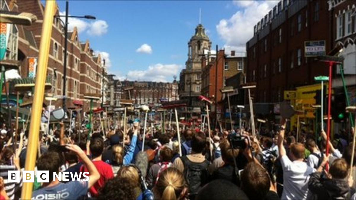 England riots: Twitter and Facebook users plan clean-up - BBC News