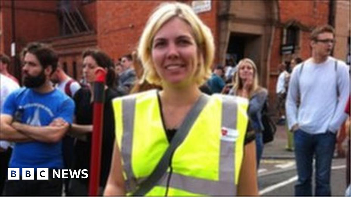 Riot clean-up brings 400 volunteers to Clapham Junction - BBC News