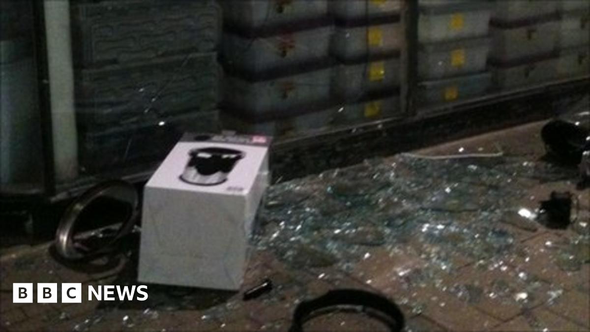 Riots: Two charged over disorder in Leicester - BBC News