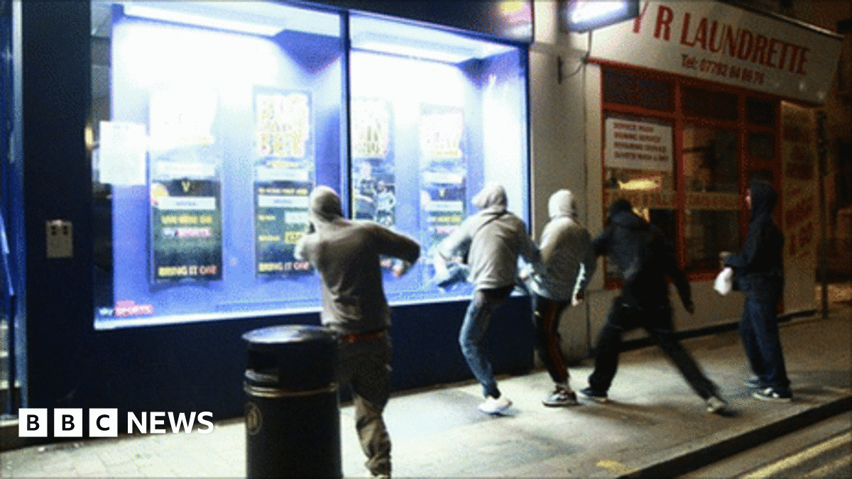 Riots: Gloucester police attacked with rocks and bottles - BBC News