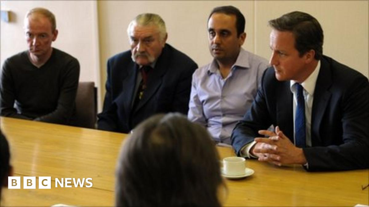 West Midlands riots: Cameron visits as shops close - BBC News