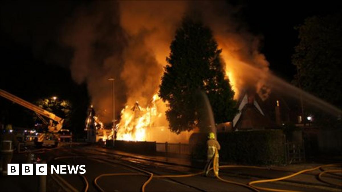 Historic pub in Dunstable destroyed in blaze - BBC News