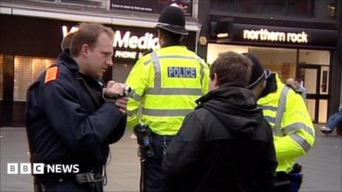 Riots: Quieter night in Leicester despite 19 arrests - BBC News