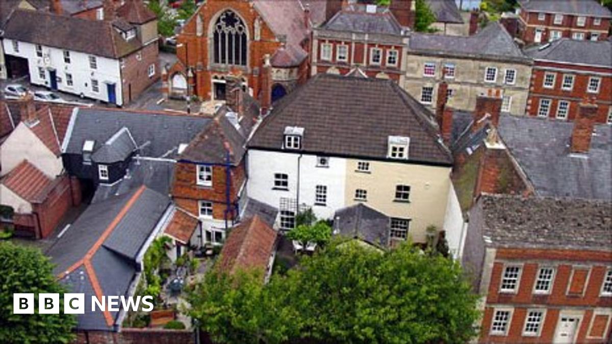 Historian launches an alcohol free pub crawl of Devizes - BBC News