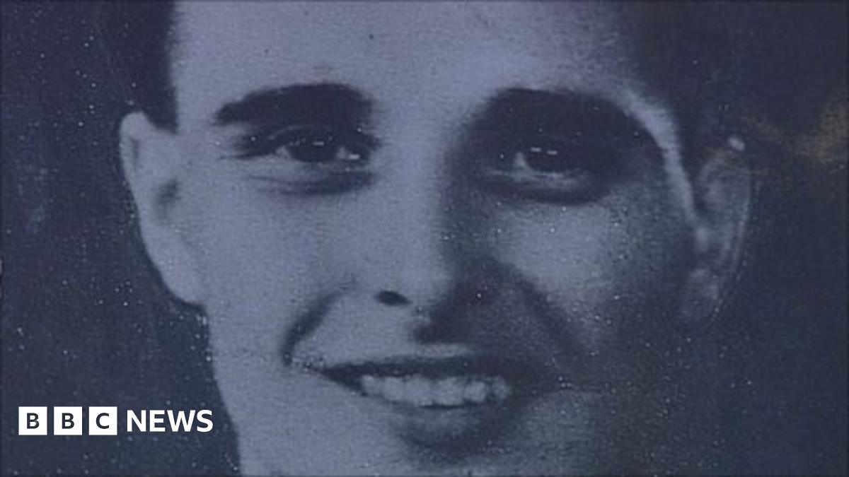 Soldier added to Lee-on-the-Solent war memorial - BBC News