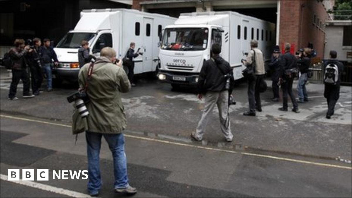 England riots: Courts hear roll-call of accused - BBC News