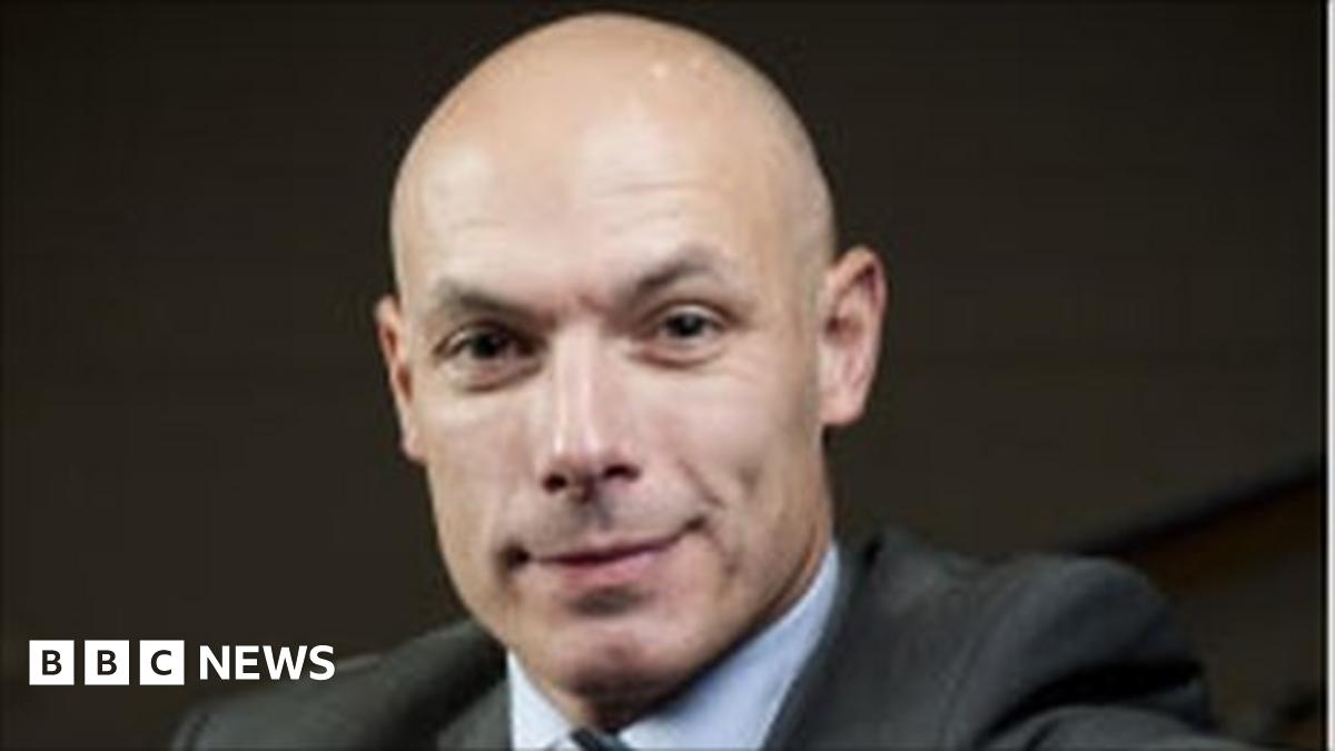 Sheffield Hallam degree honour for referee Howard Webb - BBC News