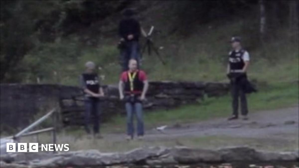 Norway attacks: Breivik taken back to shooting island - BBC News