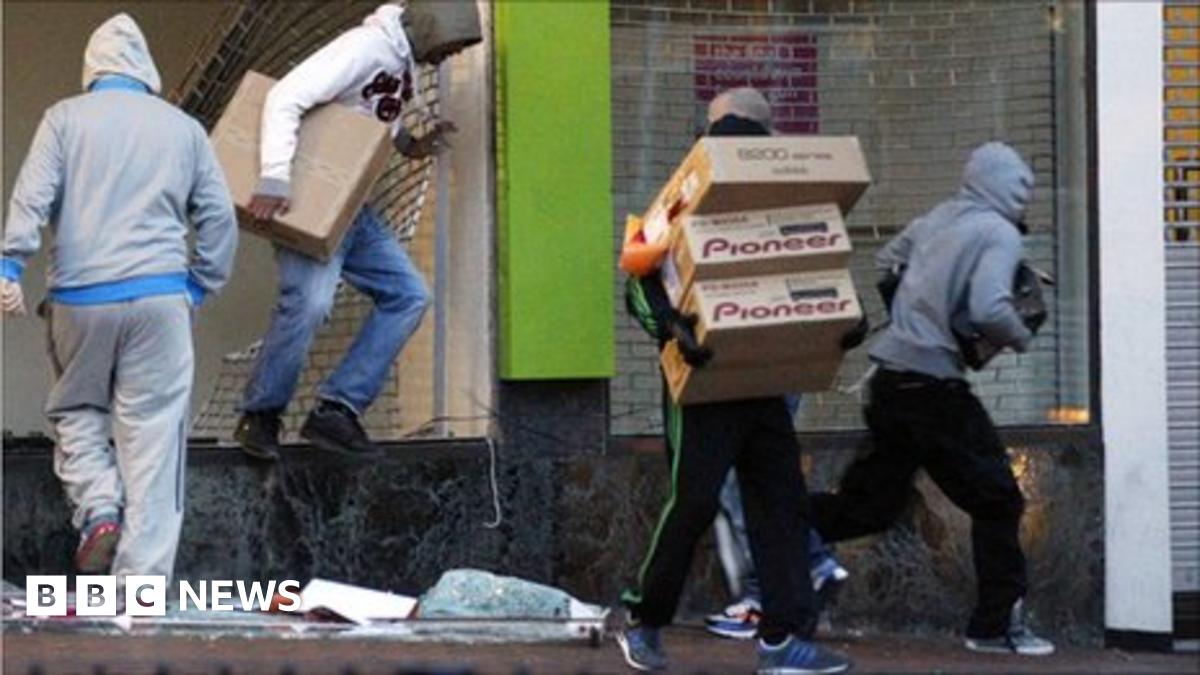 England riots: IDS considers ending looters' benefits - BBC News