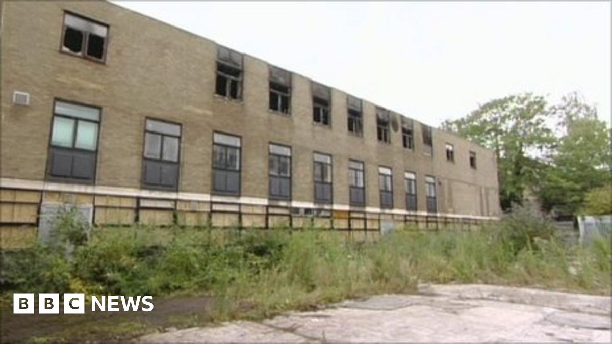 Riots: Gloucester's fire chief praises police's help - BBC News